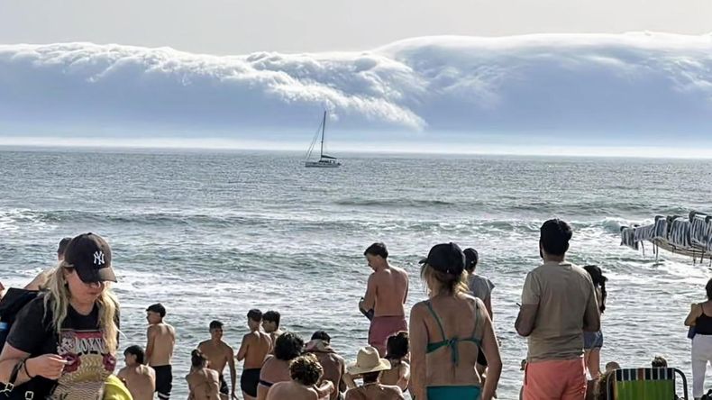 Video: un tsunami de nubes sorprendió a los turistas en las playas de ...