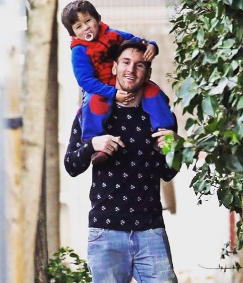 Un papá genial: así pasea Lionel Messi a Thiago por las calles de ...