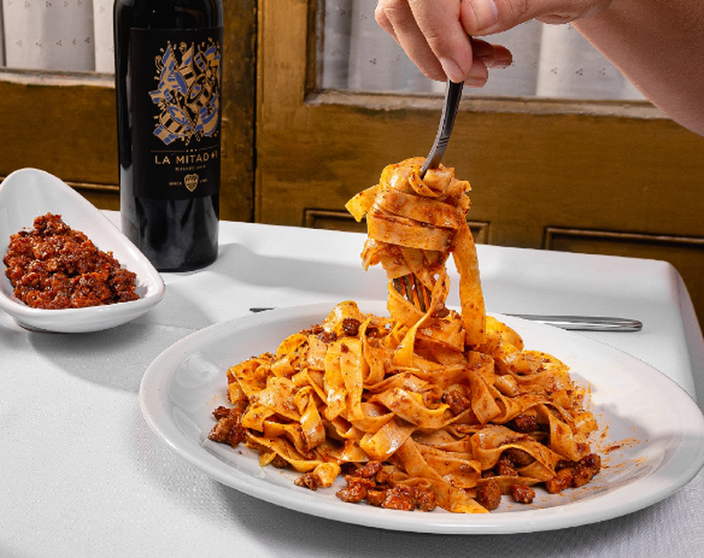 El restaurante barato de Buenos Aires que se destaca en La Boca por sus ...