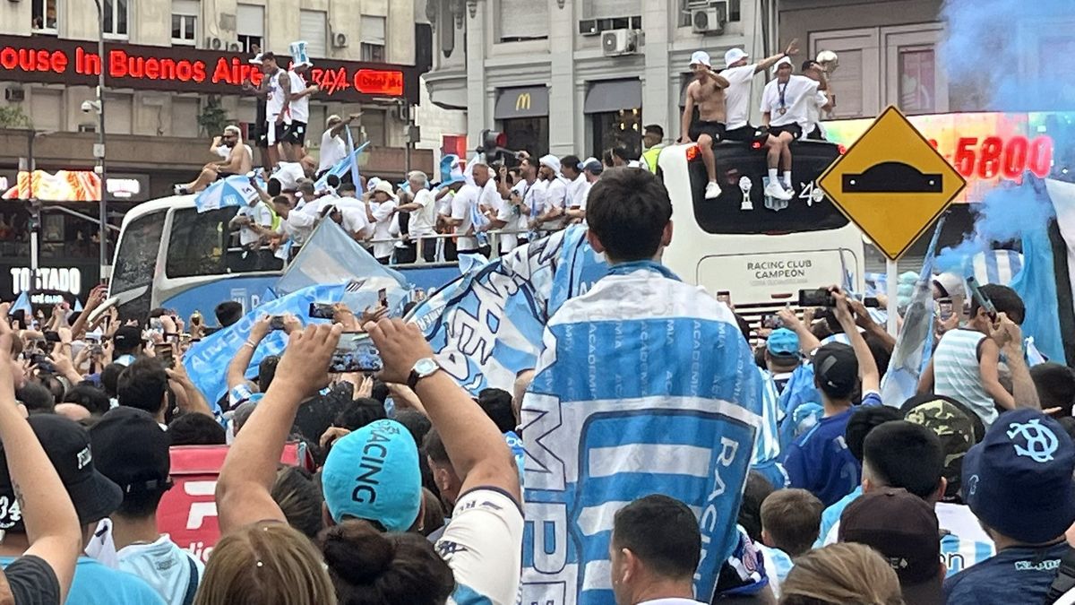 Racing celebró en el Obelisco junto a miles de hinchas la obtención de ...