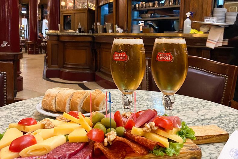 El tradicional café de Buenos Aires en el que se puede merendar por ...