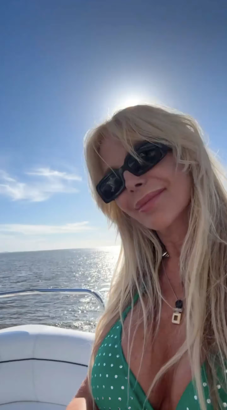 Graciela Alfano bailó desde un yate con una microbikini verde ideal para el calor de verano