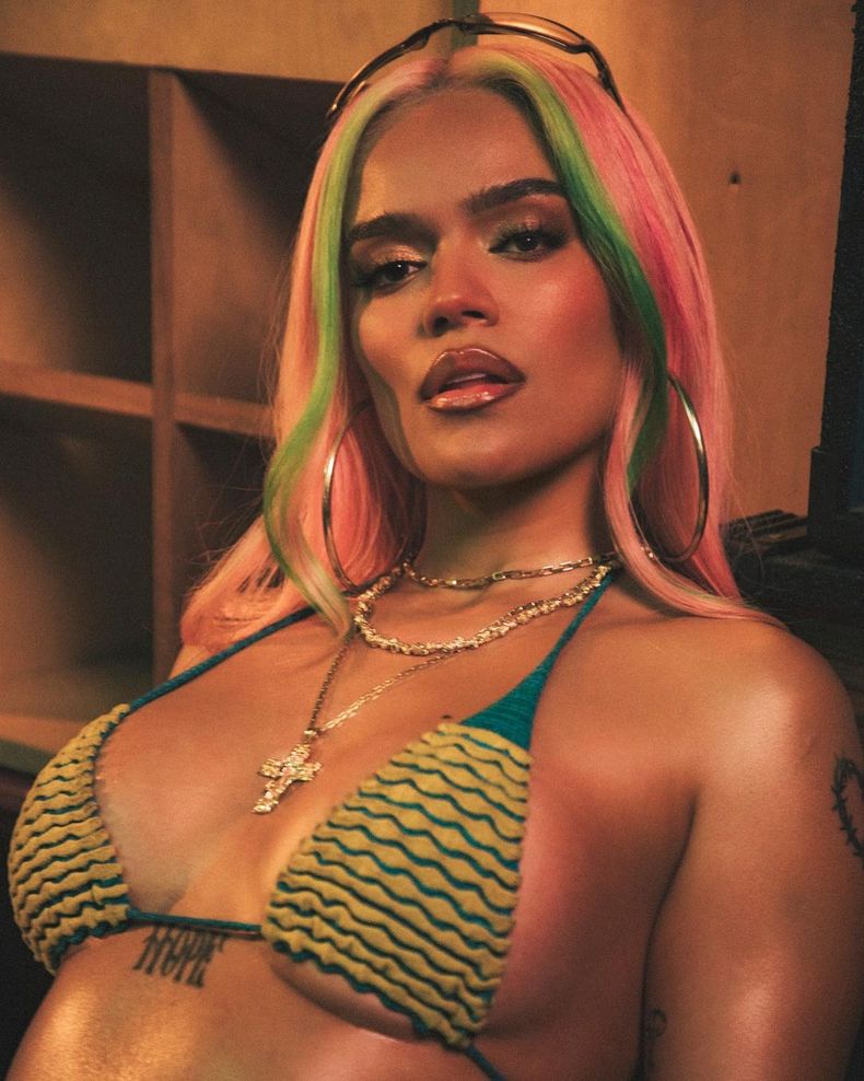 Karol G apostó por una microbikini bicolor y mostró la tendencia para ...