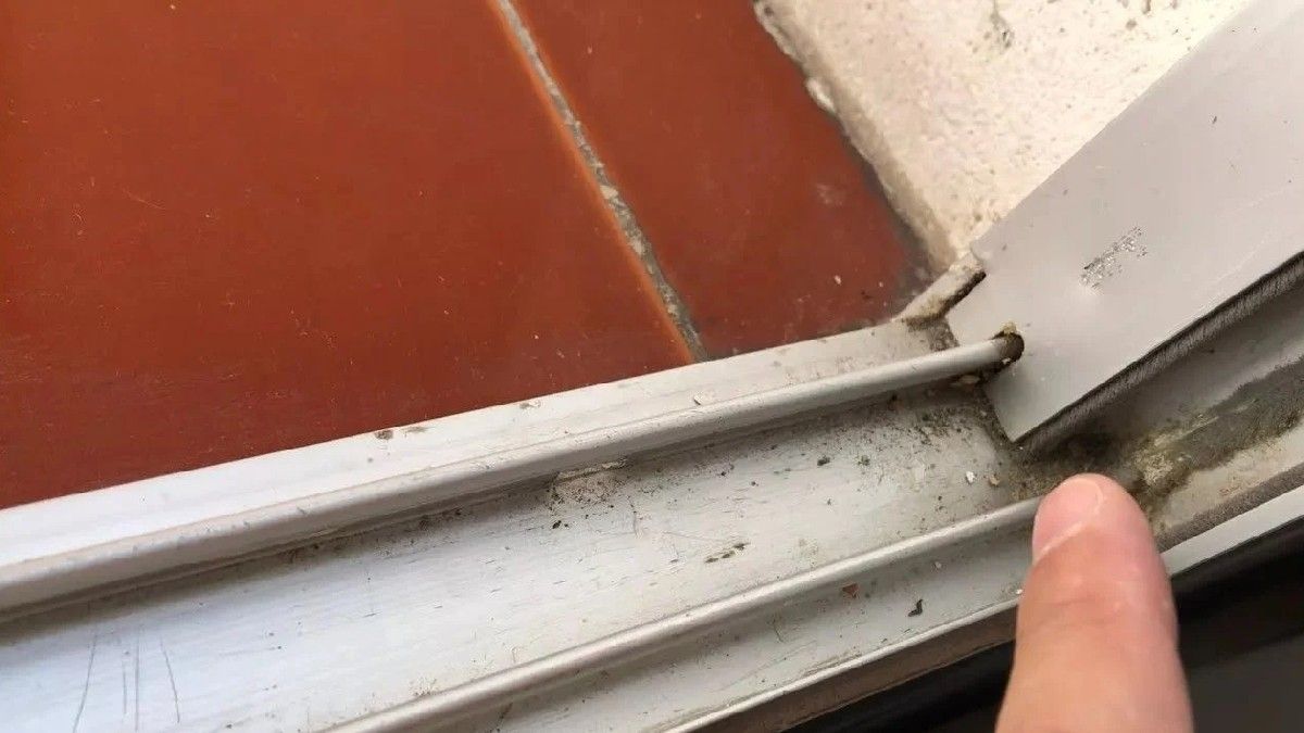 El truco perfecto para limpiar los rieles de las ventanas corredizas