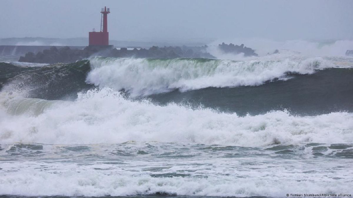 Video: alerta en Japón por la llegada de un peligroso tifón