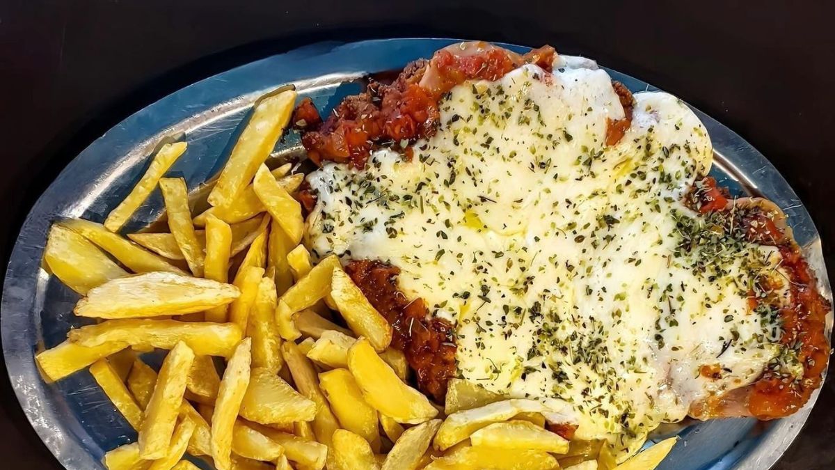 El emblemático bodegón de Buenos Aires que hace las milanesas más grandes