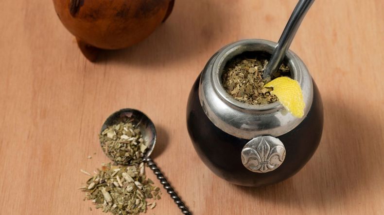 Cuáles son los yuyos que podés agregar al mate y ayudan a reducir el estrés