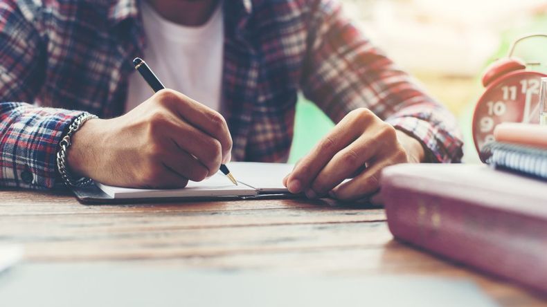 Cómo se escribe correctamente: deber o dever