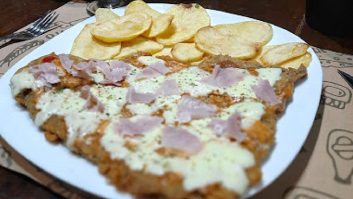 El bodegón de Buenos Aires que prepara una milanesa de matambre tremenda