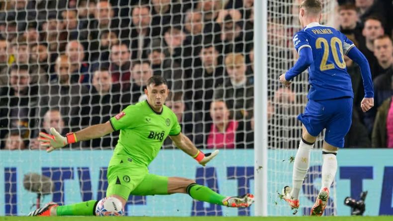 Dibu Martínez fue la gran figura del empate sin goles entre Aston Villa y Chelsea