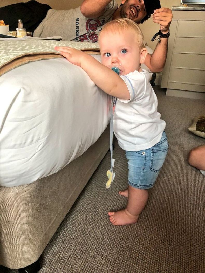 Pura ternura: los primeros pasos de Mirko, el hijo de Marley