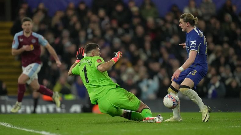 Dibu Martínez fue la gran figura del empate sin goles entre Aston Villa y Chelsea