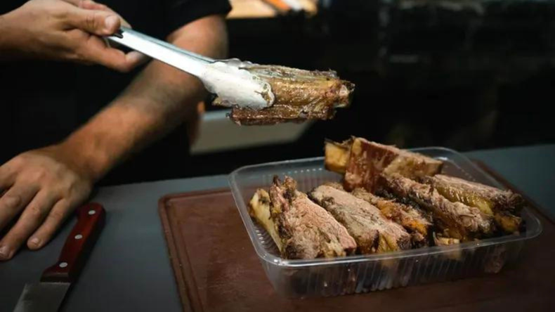 El bodegón barato de Buenos Aires que hace un costillar espectacular