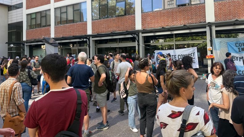 Científicos de CONICET y agencia I+D+I se movilizaron contra el ajuste ...