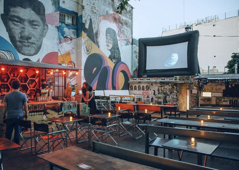 El bar en Buenos Aires con una hermosa terraza con cine al aire libre