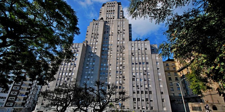 Cuál es la historia del edificio Kavanagh, el emblemático edficio de Retiro que marcó la era moderna