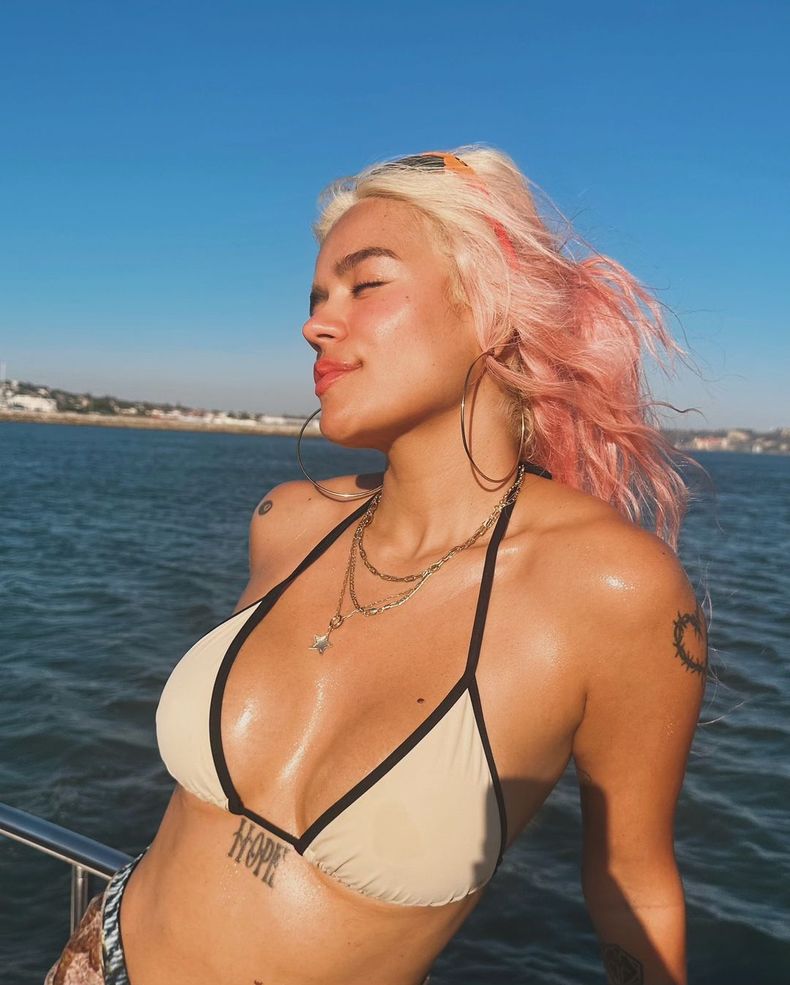 En la Golden Hour, Karol G mostró la microbikini bicolor que promete ...