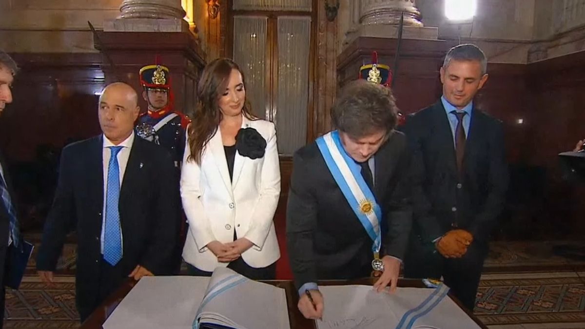 La firma de Javier Milei en el acta de apertura de sesiones ordinarias