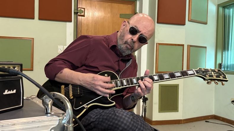 En su salsa: el Indio Solari reapareció en su estudio de grabación tras ...