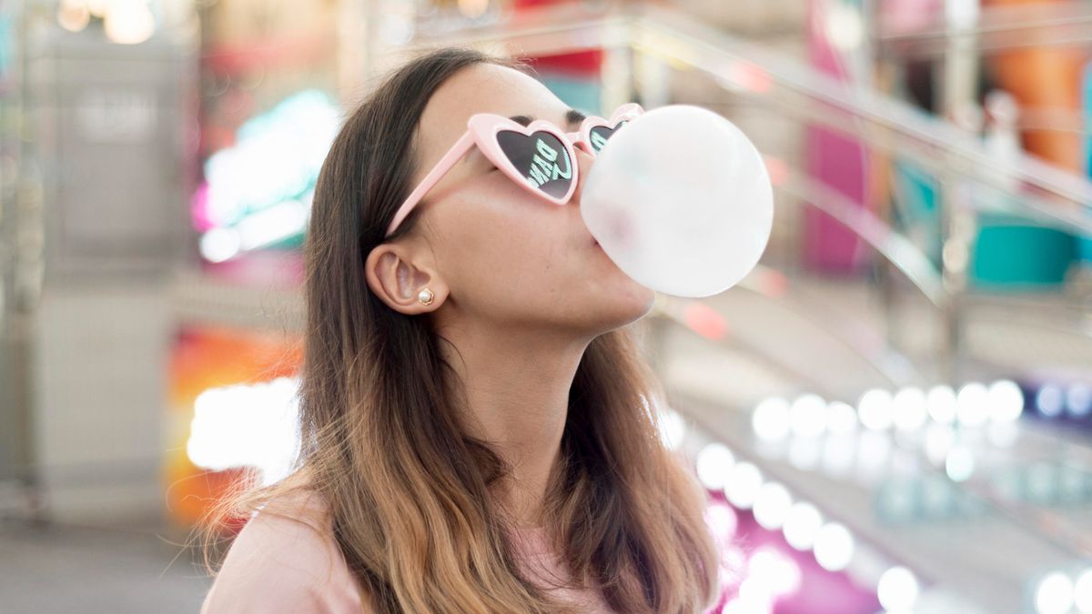 Esto le pasa al cuerpo si masticás chicle todos los días: no lo vas a ...