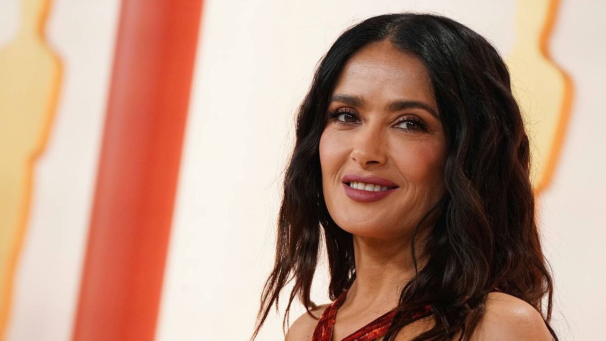 Desde un yate, Salma Hayek volvió a aparecer en microbikini y marcó la ...