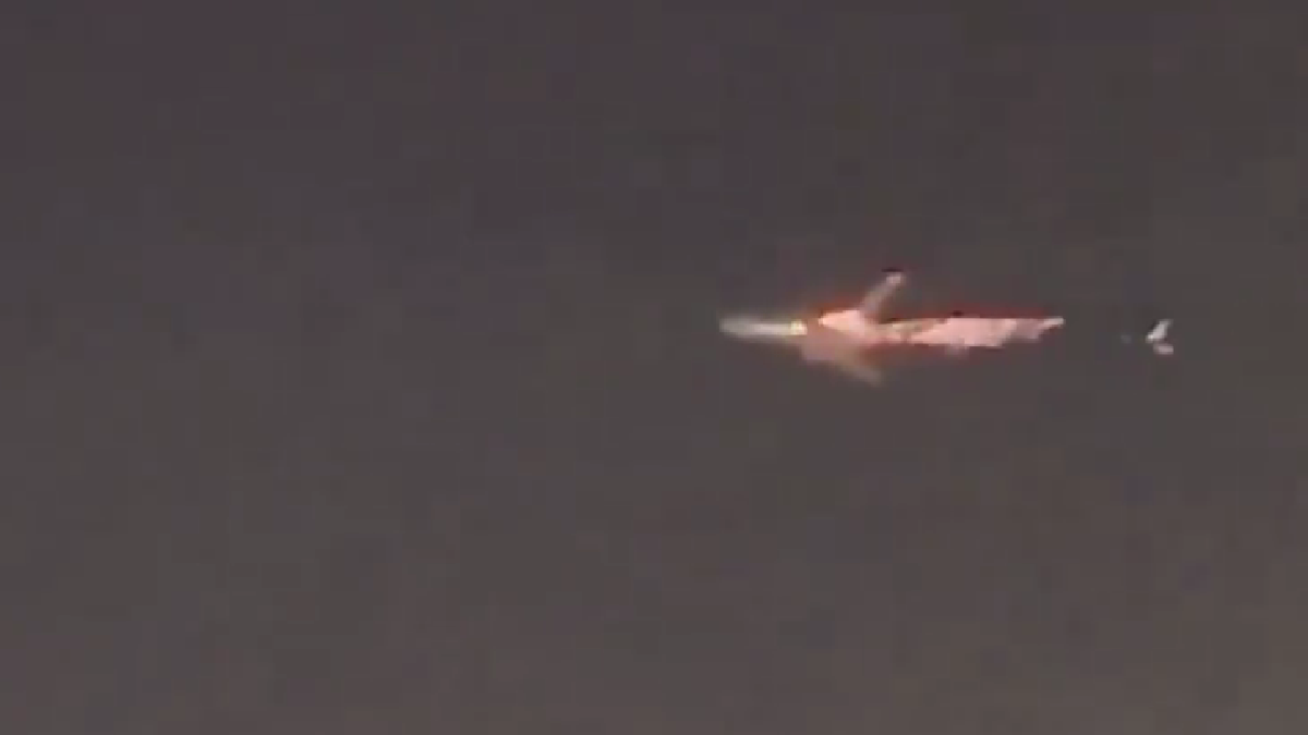 Video: el impactante incendio de un avión en pleno vuelo antes de ...