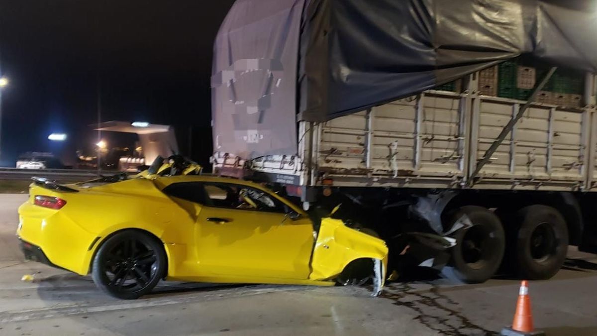 Choque fatal: un joven impactó su Chevrolet Camaro contra un camión y murió en el acto