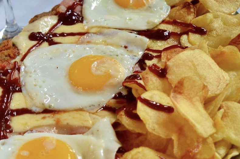 El bodegón de Buenos Aires que se destaca por sus porciones descomunales