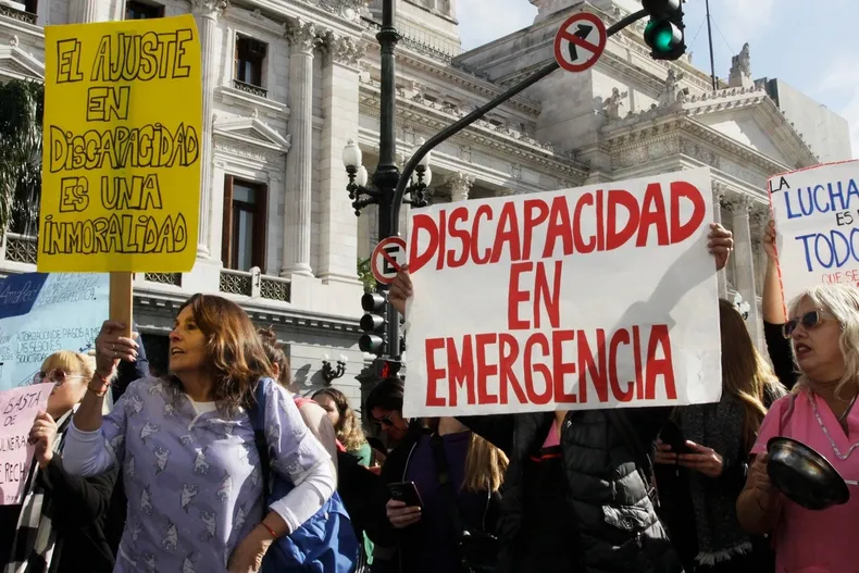 El Gobierno promulgó la Ley de Emergencia en Discapacidad, pero suspendió su aplicación