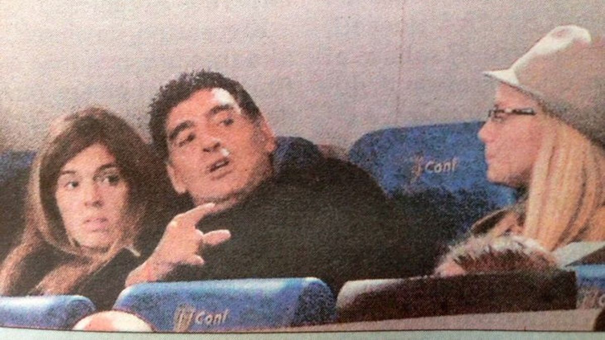 Diego, Dalma y Rocío reaparecieron juntos en el partido de Roma y Napoli