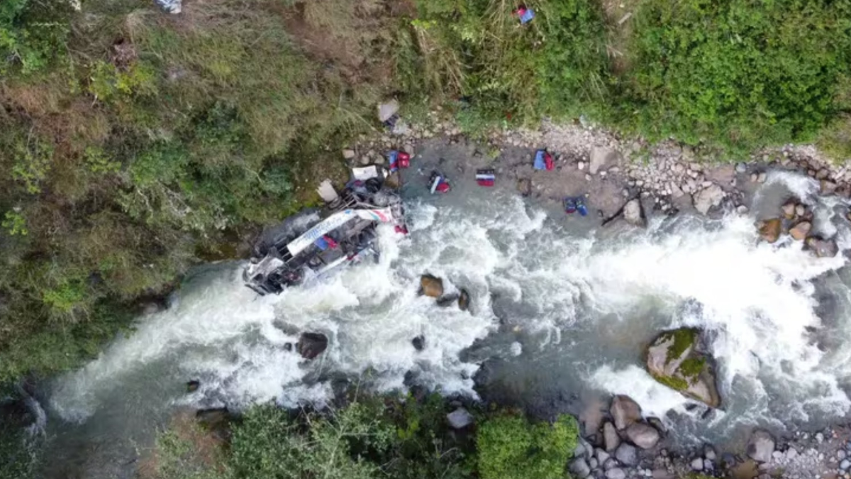 Tragedia en Perú: un micro cayó por un precipicio y murieron 27 personas