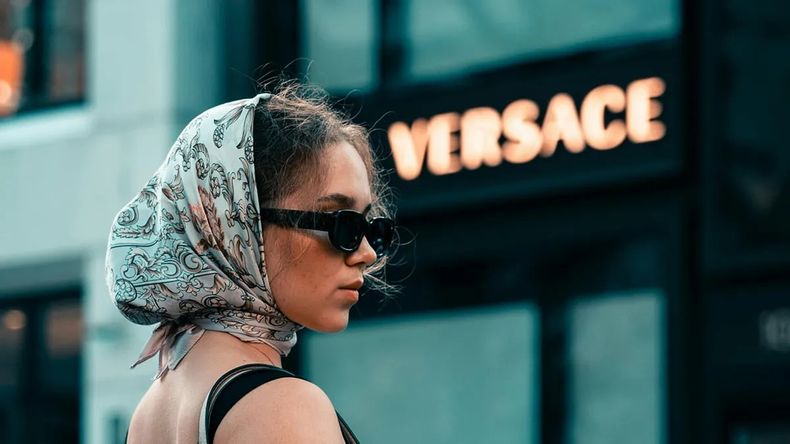 Bomba en el mercado de la moda: Prada compró a su rival Versace por una ...