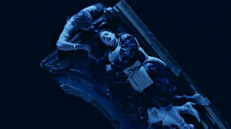 Subastaron la puerta en la que se mantuvo a flote Kate Winslet en la ...