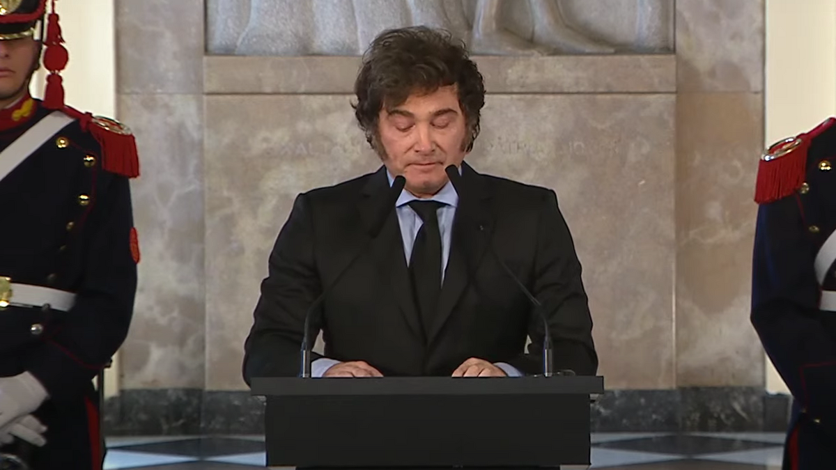 Javier Milei lloró en el homenaje a Carlos Menem y reveló la predicción que le realizó el ...