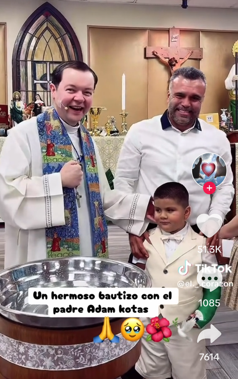 Este cura es famoso en redes y se volvió viral tras un curioso bautismo