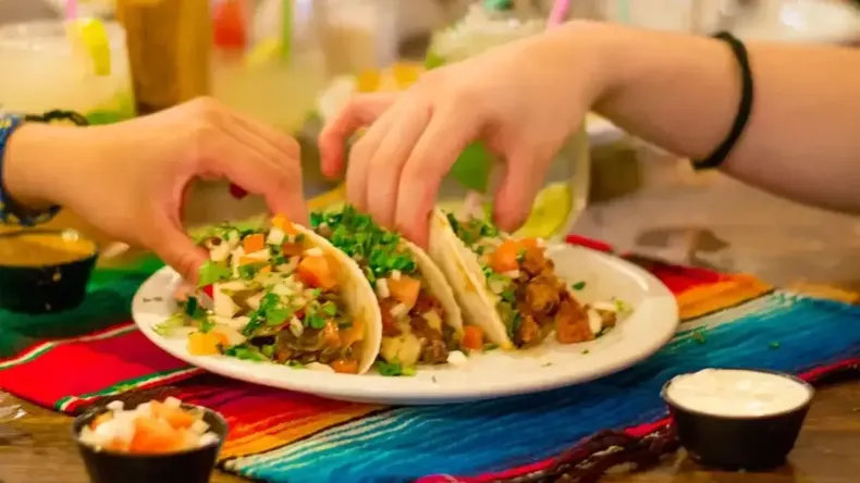Los MEJORES 2 RESTAURANTES de BUENOS AIRES para COMER ricos TACOS MEXICANOS