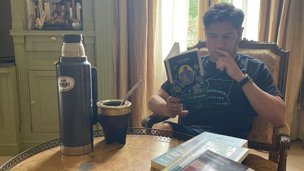 Axel Kicillof se mostró con los libros que Victoria Villarruel pidió sacar de las escuelas ...