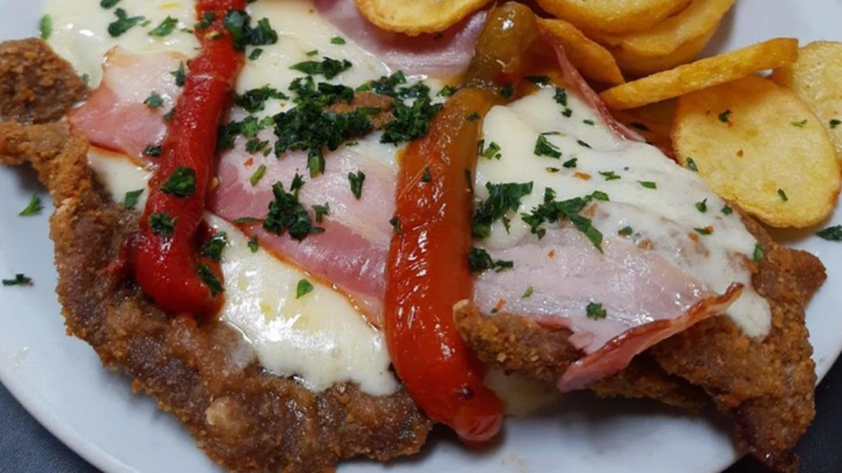 El bodegón de Buenos Aires que deleita a todos con su bondiola rellena de panceta y queso azul