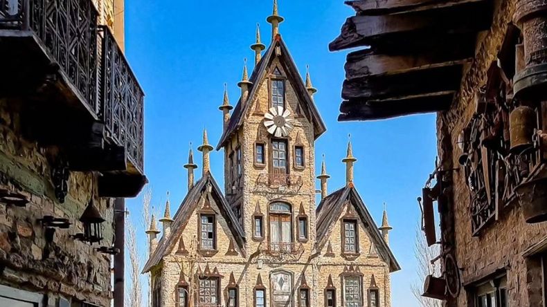 Turismo en Argentina: el parque temático con una bella aldea medieval ...