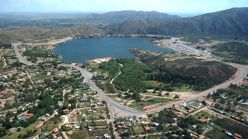El bello embalse de la Argentina en medio de un paisaje serrano encantador
