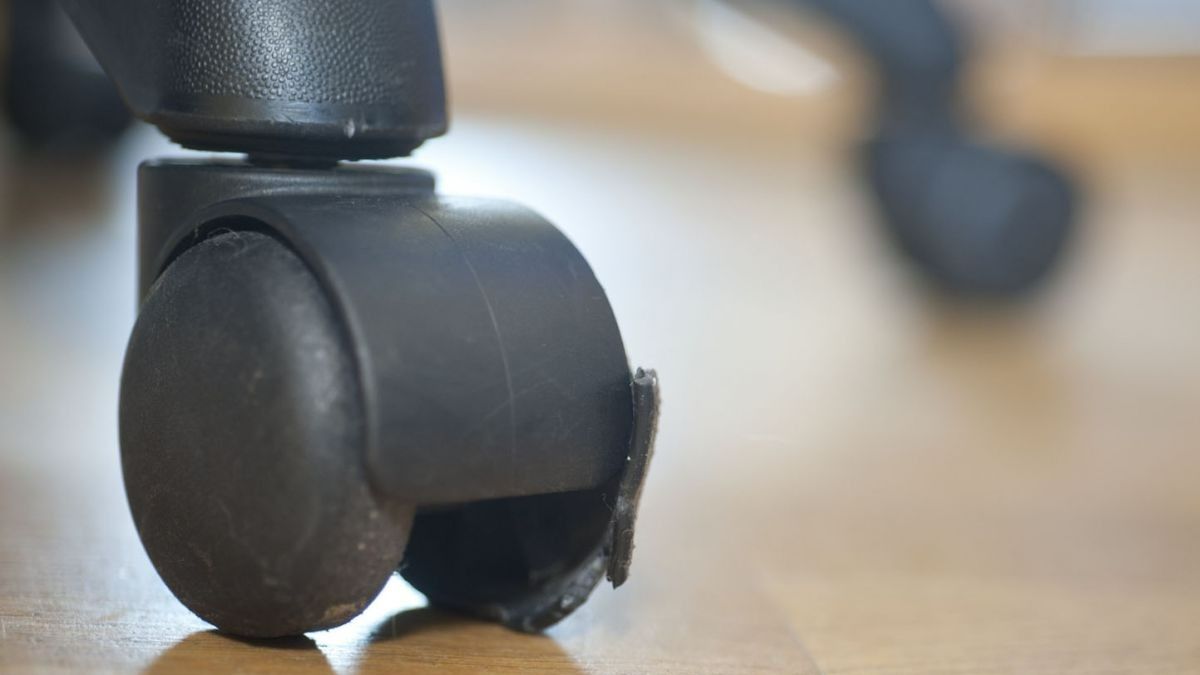 El truco definitivo para limpiar las rueditas de la silla de escritorio