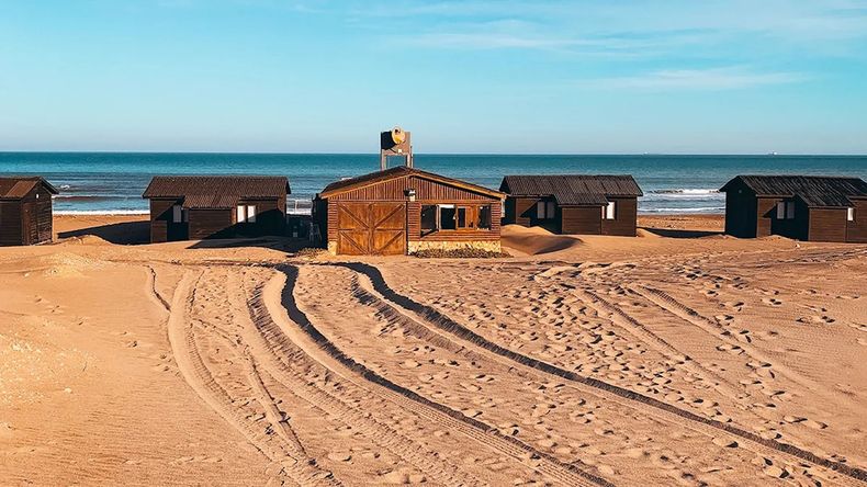 Turismo en Argentina: la playa fantasma para disfrutar del agua sin que ...