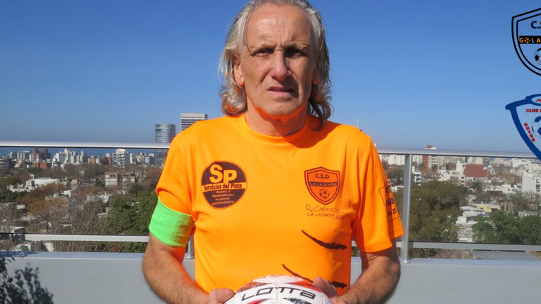 Cuál es la historia de Robert Carmona, el futbolista que con 62 años ...