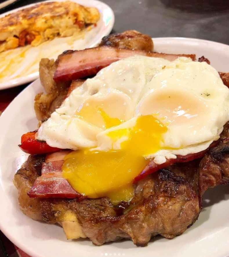 El bodegón de Buenos Aires que hace un rico bife de chorizo XXL completo