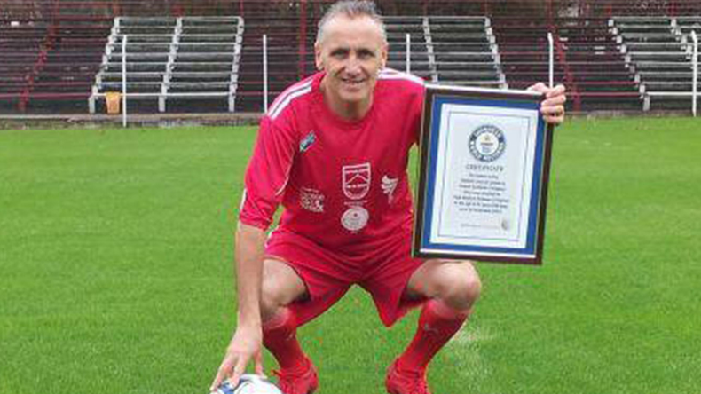 Cuál es la historia de Robert Carmona, el futbolista que con 62 años ...