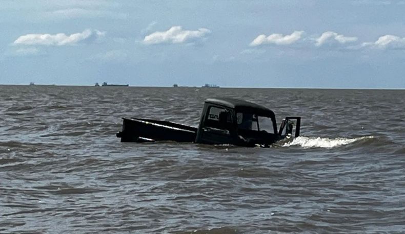 Se metieron con la camioneta en el Río de la Plata, subió la marea y ...