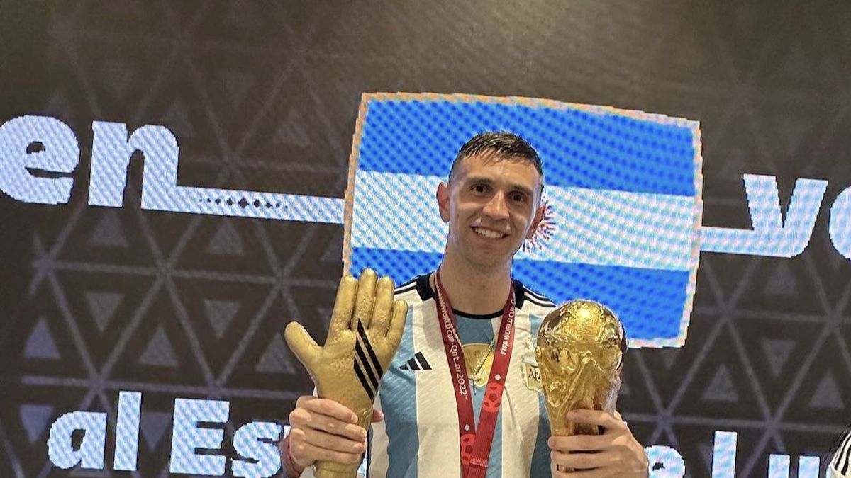 Colocaron una gigantografía del Dibu Martínez en una plaza de Mar del Plata