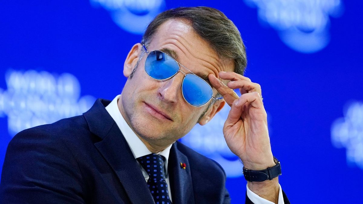 Por qué Emmanuel Macron usó anteojos de sol en su discurso en el Foro ...