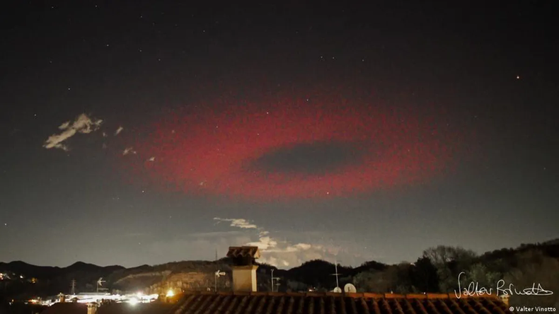 Un inquietante halo de luz roja iluminó el cielo de Italia
