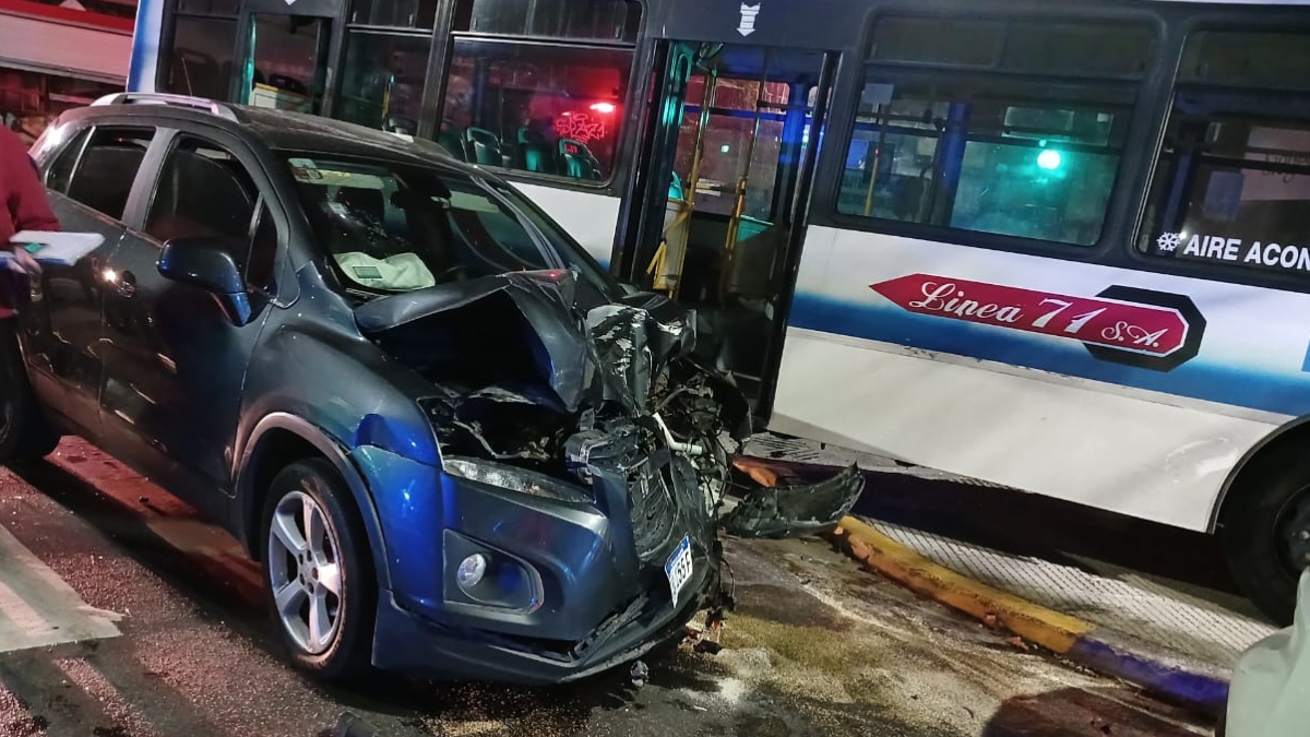Fuerte choque entre un colectivo y un auto en Villa Urquiza: al menos tres heridos